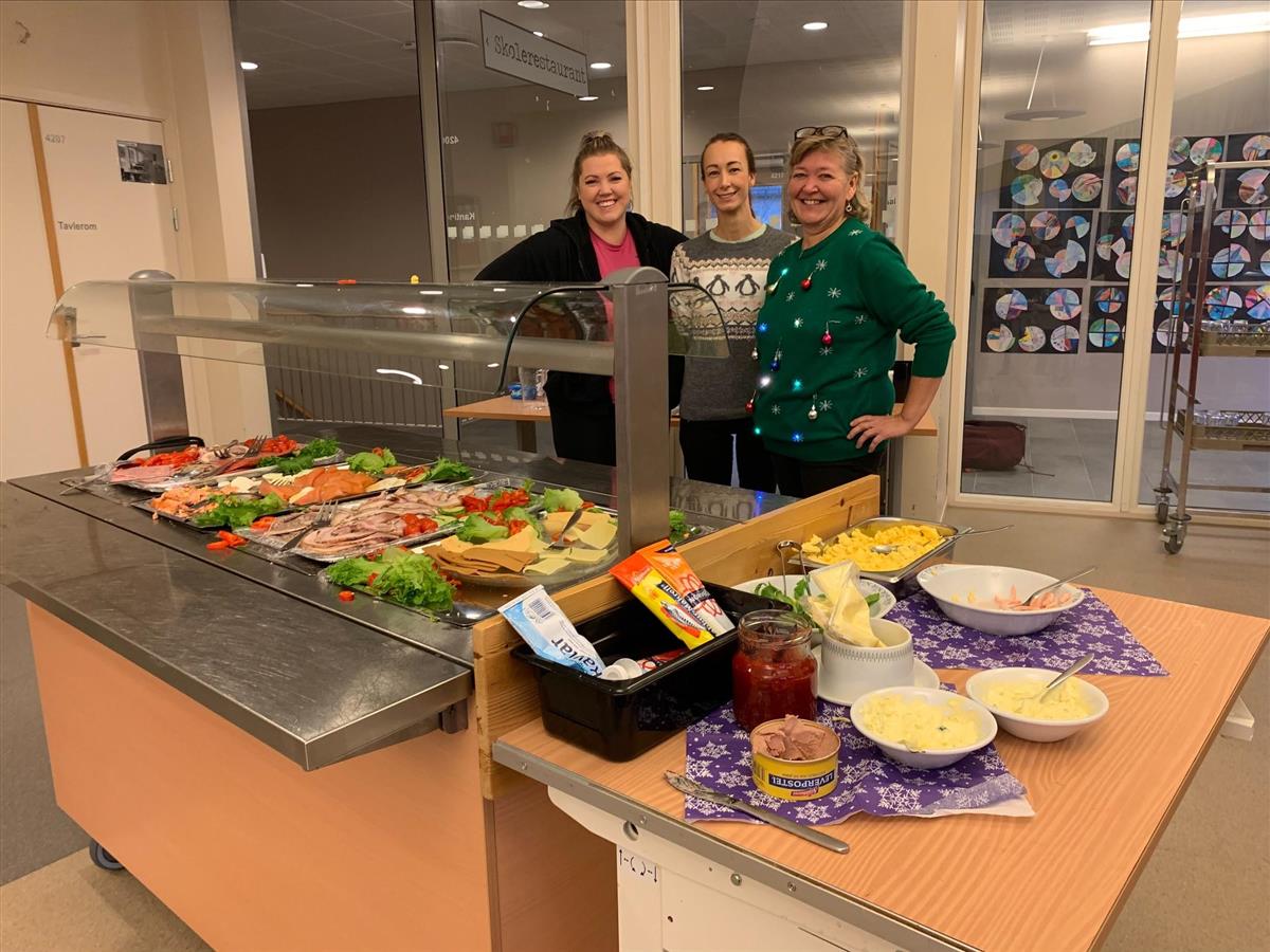 Julepyntede damer i skolens kantine - Hovedportal